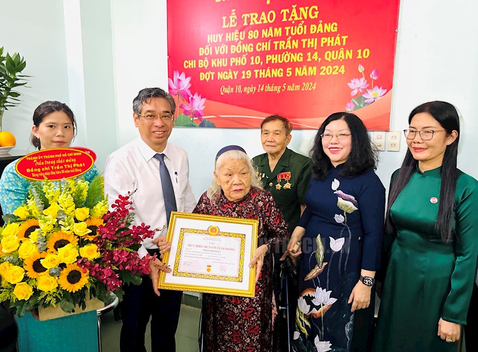 Phó Bí thư Thành ủy TPHCM Nguyễn Phước Lộc trao Huy hiệu 80 năm tuổi ...
