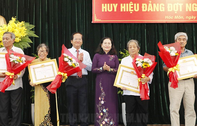 Huyện Hóc Môn: Trao Huy hiệu Đảng đợt 19/5/2024 cho gần 80 đảng viên