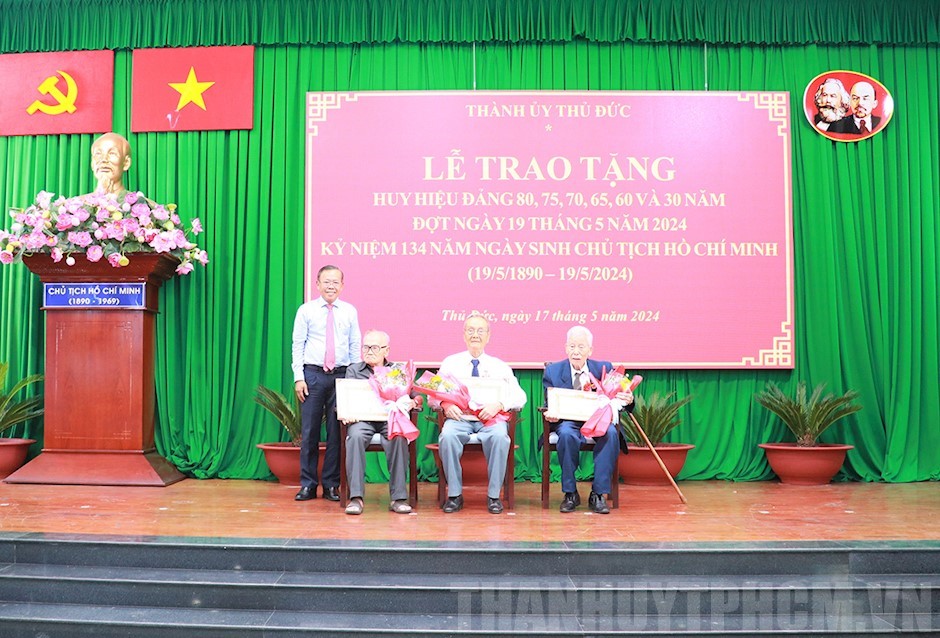 Thành ủy Thủ Đức có 448 đảng viên vinh dự được nhận Huy hiệu Đảng