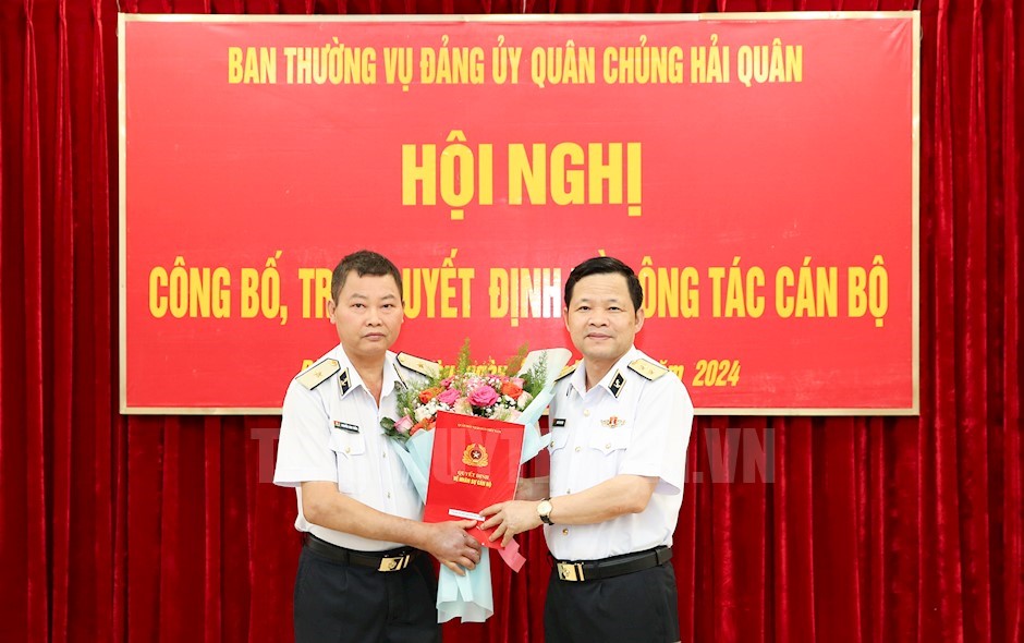 Trao quyết định, bàn giao chức trách, nhiệm vụ Tư lệnh Vùng 2 Hải quân