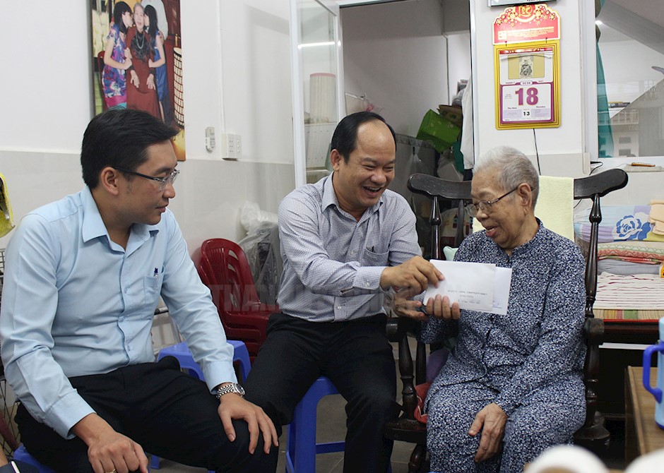 Chủ tịch UBND Quận 1 Lê Đức Thanh thăm, tặng quà gia đình chính sách ...
