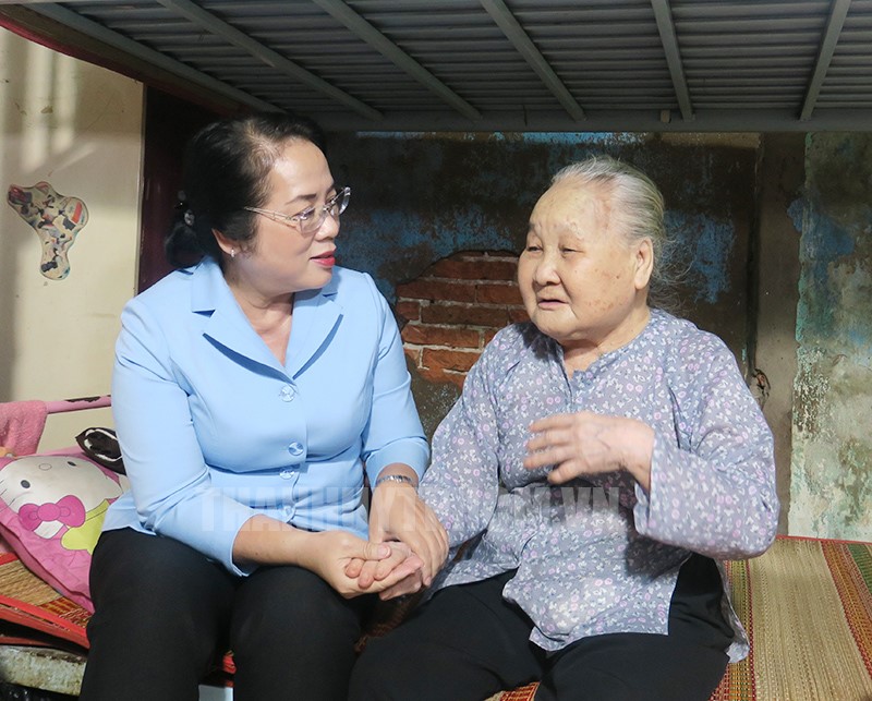 Chủ nhiệm Ủy ban Kiểm tra Thành ủy TPHCM Trần Kim Yến thăm các gia đình chính sách tiêu biểu