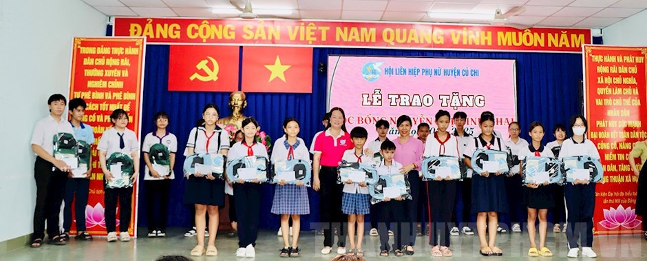 Trao 44 suất học bổng Nguyễn Thị Minh Khai cho các em học sinh