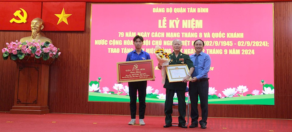 Quận Tân Bình: 373 đảng viên được trao tặng Huy hiệu Đảng đợt 2/9