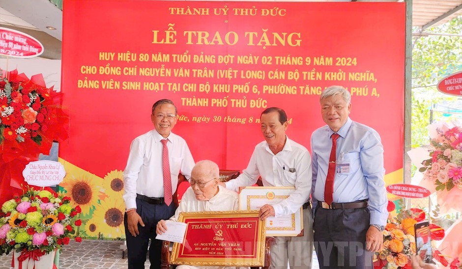 Đồng chí Nguyễn Hữu Hiệp trao Huy hiệu 80 năm tuổi Đảng đến cán bộ tiền khởi nghĩa Nguyễn Văn ...