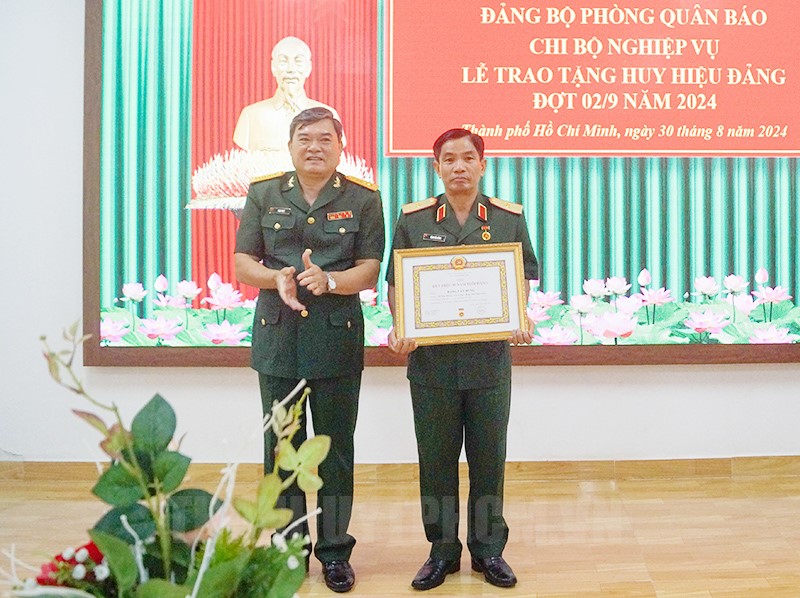 Trao Huy hiệu 40 năm tuổi Đảng cho Thiếu tướng Đặng Văn Hùng, Phó Tư lệnh, Tham mưu trưởng Quân ...