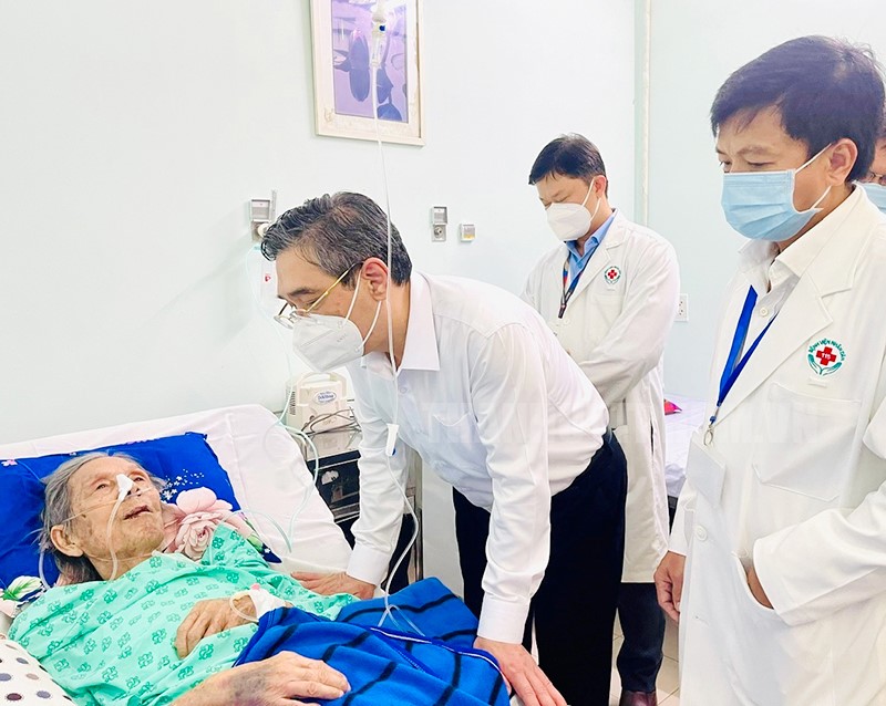 Lãnh đạo TPHCM thăm Nhạc sĩ Lư Nhất Vũ đang điều trị bệnh