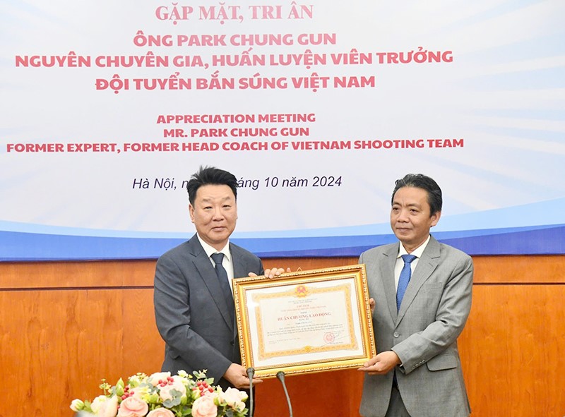 Chuyên gia bắn súng Park Chung-gun nhận Huân chương Lao động hạng Ba