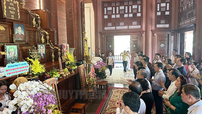 Doanh nhân TPHCM dâng hương tưởng niệm cố Thủ tướng Phan Văn Khải