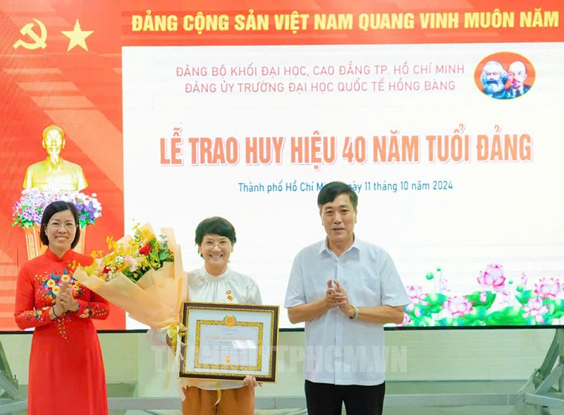 Trao tặng Huy hiệu 40 năm tuổi Đảng và khen thưởng cá nhân tiêu biểu, điển hình “Dân vận khéo ...
