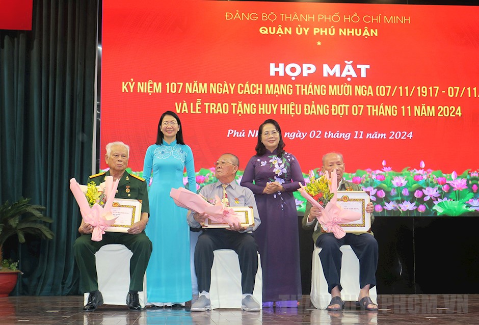 Đảng viên trung kiên là tấm gương cao đẹp về tinh thần tận tụy phục vụ cách mạng