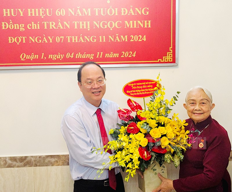 Đồng chí Trần Thị Ngọc Minh nhận Huy hiệu 60 năm tuổi Đảng