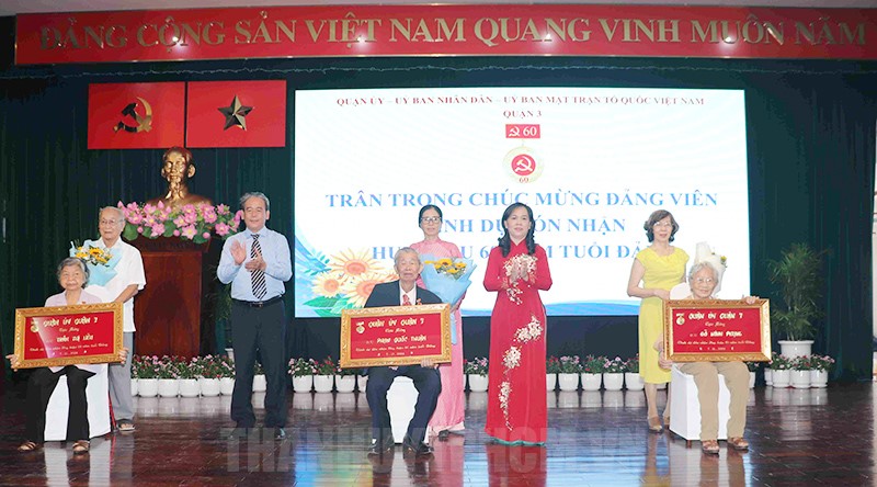 Quận ủy Quận 3 trao Huy hiệu Đảng nhân dịp Kỷ niệm 107 năm Cách mạng Tháng Mười Nga