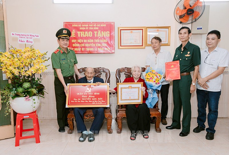 Trao Huy hiệu 80 năm tuổi tặng đồng chí Nguyễn Kim Sơn