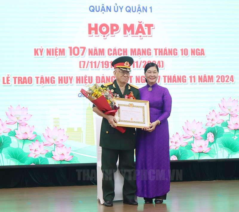 Quận 1: 103 đảng viên nhận huy hiệu Đảng nhân dịp kỷ niệm 107 năm Cách mạng tháng Mười Nga