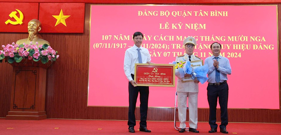 Quận Tân Bình: 219 đảng viên được trao tặng Huy hiệu Đảng đợt 7/11