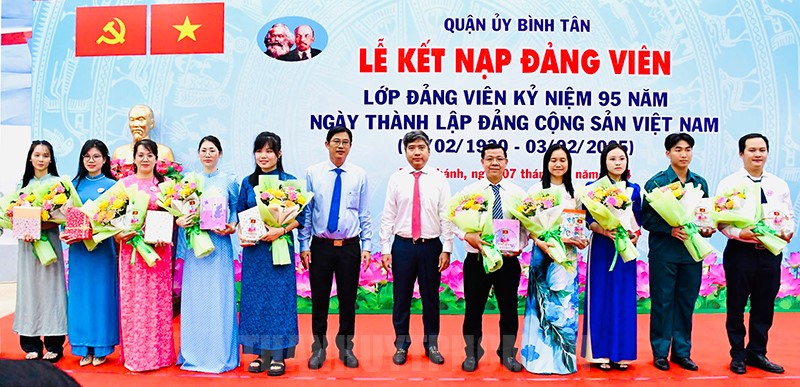 Quận Bình Tân kết nạp 21 đảng viên mới