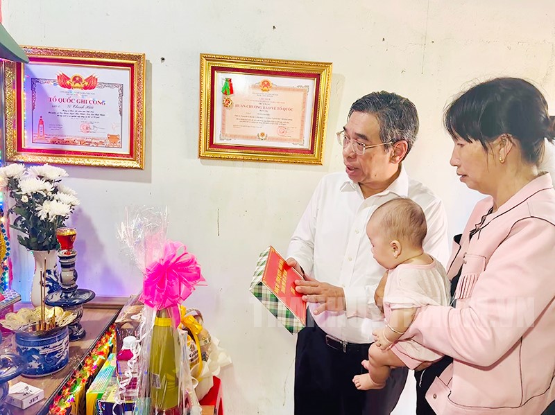 TPHCM: Thăm gia đình các liệt sĩ hy sinh trong diễn tập tác chiến phòng ...