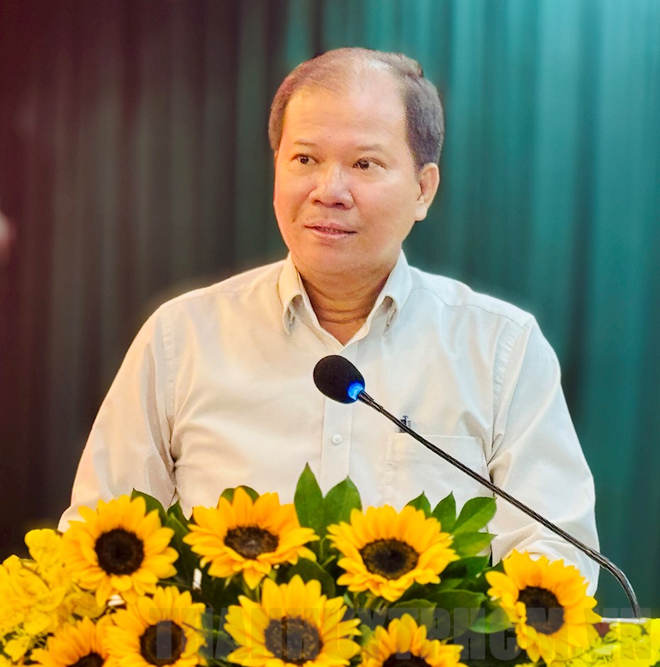 Có cơ chế chính sách phù hợp, giữ chân cán bộ có năng lực và phẩm chất ...