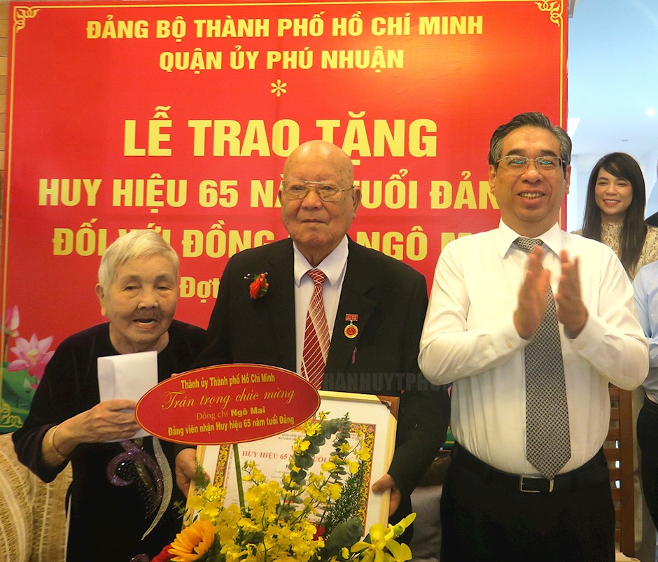 Đồng chí Ngô Mai nhận Huy hiệu 65 năm tuổi Đảng