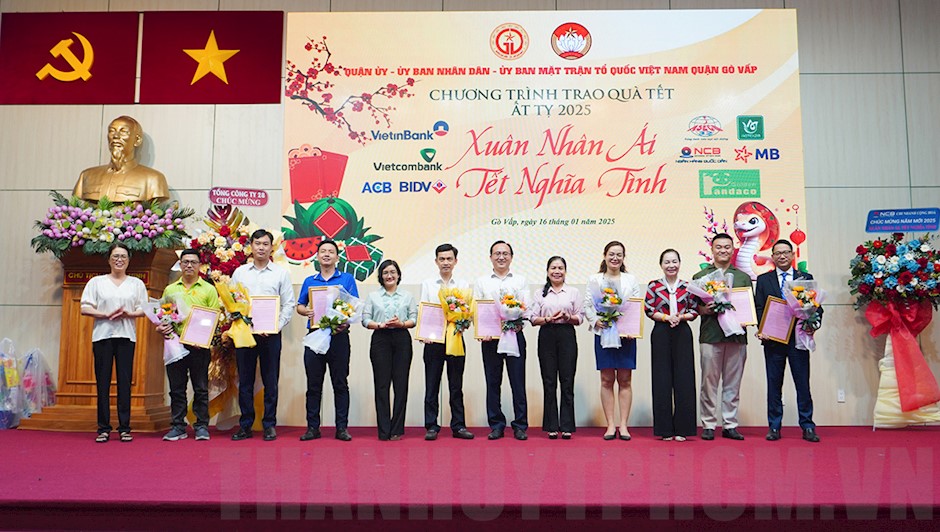 Quận Gò Vấp: Trao tặng hơn 500 phần quà Tết và 150 thẻ BHYT cho người nghèo