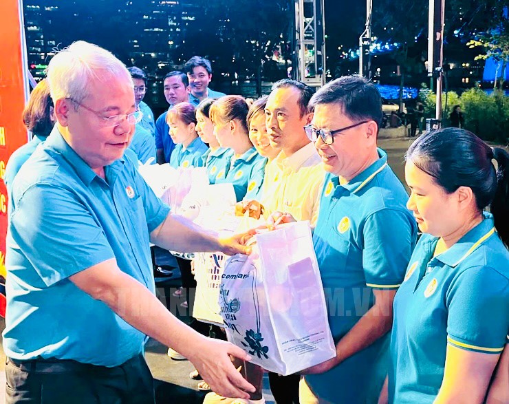 Hỗ trợ gần 10.000 đoàn viên - lao động mua sắm không dùng tiền mặt