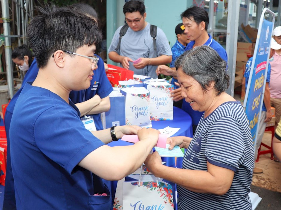“Phiên chợ 0 đồng” tặng hơn 6.000 phần quà cho bệnh nhân có hoàn cảnh ...