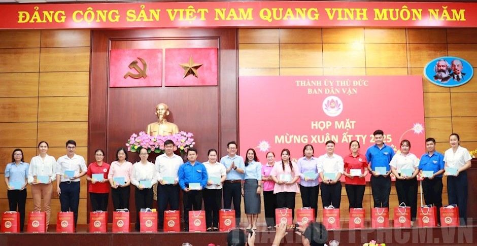 TP Thủ Đức: Trao tặng 122 phần quà Tết đến cán bộ Dân vận cơ sở tiêu biểu