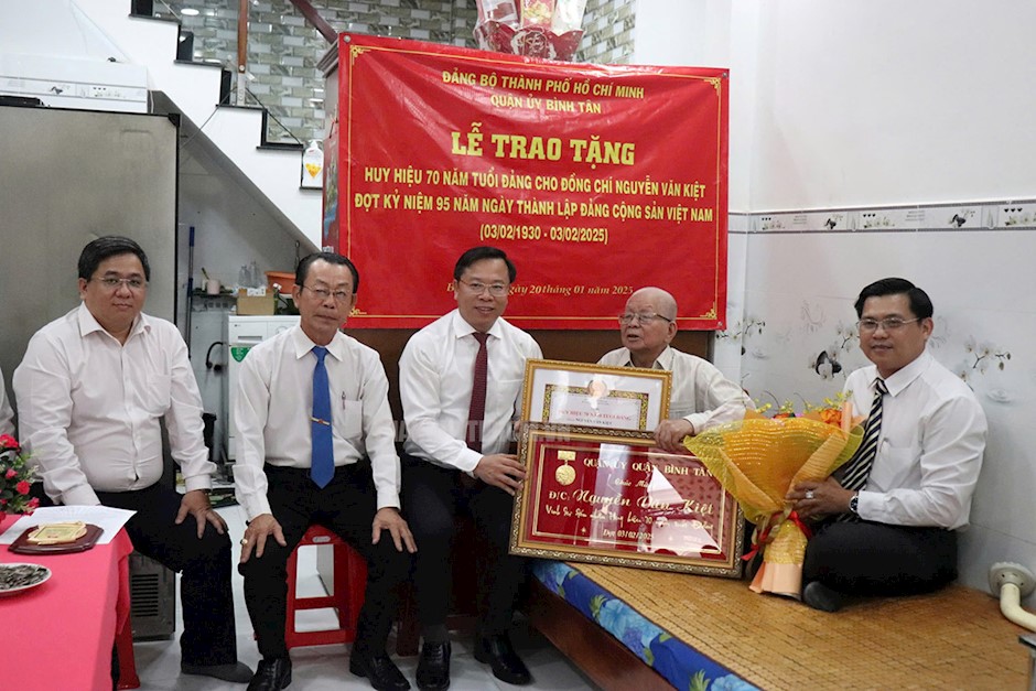 Bình Tân: Trao tặng Huy hiệu 70 năm tuổi Đảng tại nhà đảng viên Nguyễn ...