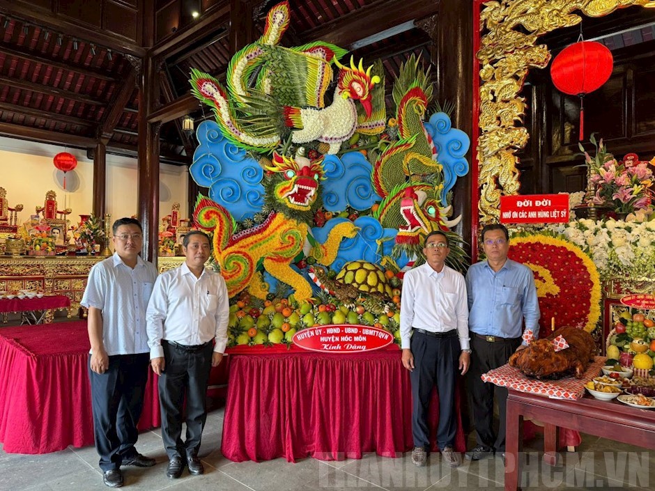 Đoàn đại biểu huyện Hóc Môn dâng hương Anh hùng lực lượng vũ trang nhân ...