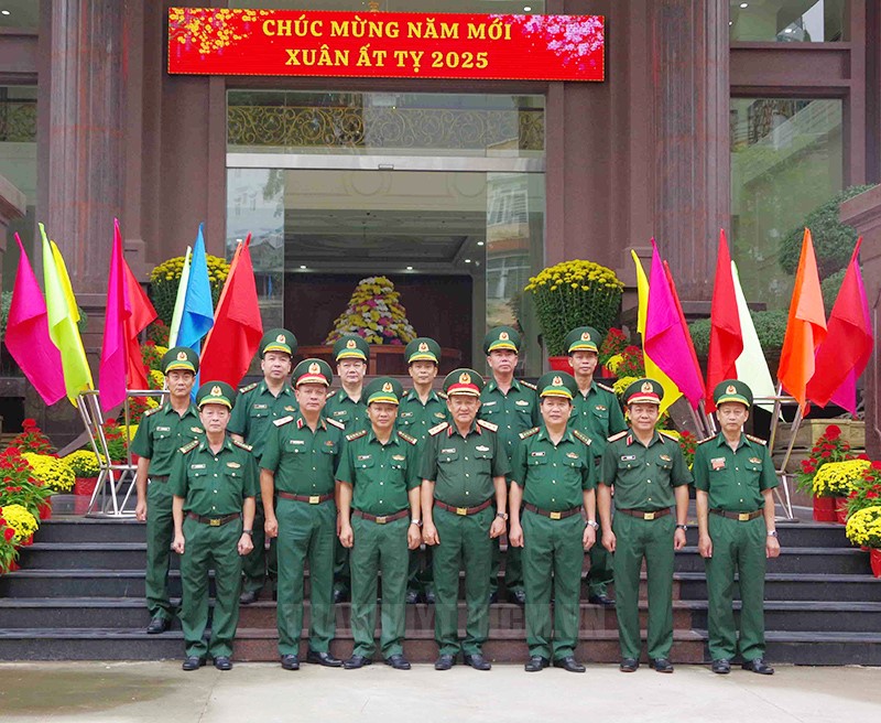 Thứ trưởng Bộ Quốc phòng Võ Minh Lương thăm, chúc Tết Bộ Chỉ huy Bộ đội Biên phòng TPHCM