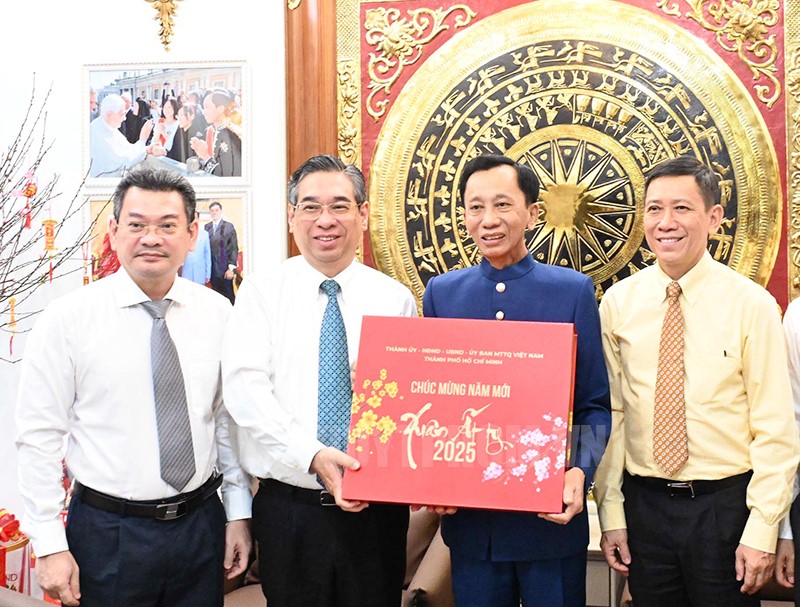 Đồng chí Nguyễn Phước Lộc thăm các cá nhân tiêu biểu, có nhiều đóng góp ...