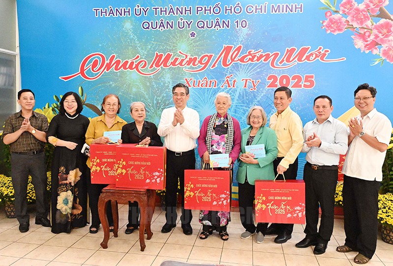 Đồng chí Nguyễn Phước Lộc thăm các cựu tù chính trị, cá nhân tiêu biểu