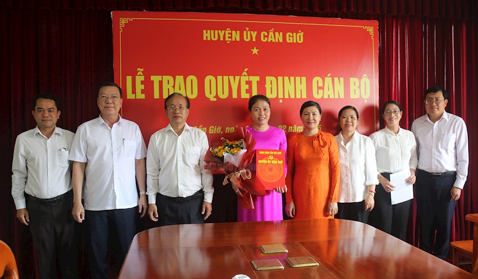 Huyện Cần Giờ: Trao quyết định chuẩn y Phó Bí thư Thường trực Đảng ủy xã Thạnh An