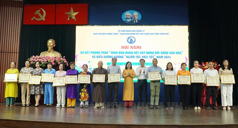 Quận 12: Khen thưởng 334 khu phố văn hóa và biểu dương 157 gương “Người ...