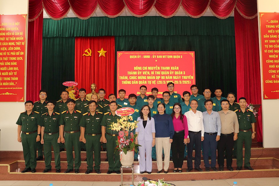 Đồng chí Nguyễn Thanh Xuân thăm, chúc mừng dân quân tự vệ lực lượng vũ trang Quận 3