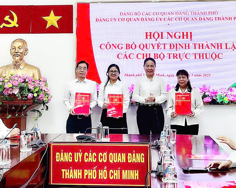 Đảng ủy cơ quan Đảng ủy các cơ quan Đảng TPHCM công bố quyết định thành lập chi bộ và công đoàn ...