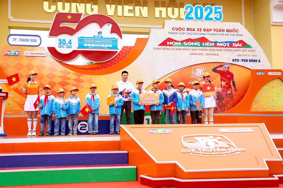 Tay đua 20 tuổi Nguyễn Anh Huy chiếm cả áo cam vào áo trắng tổng sắp Cúp Truyền hình TPHCM 2025