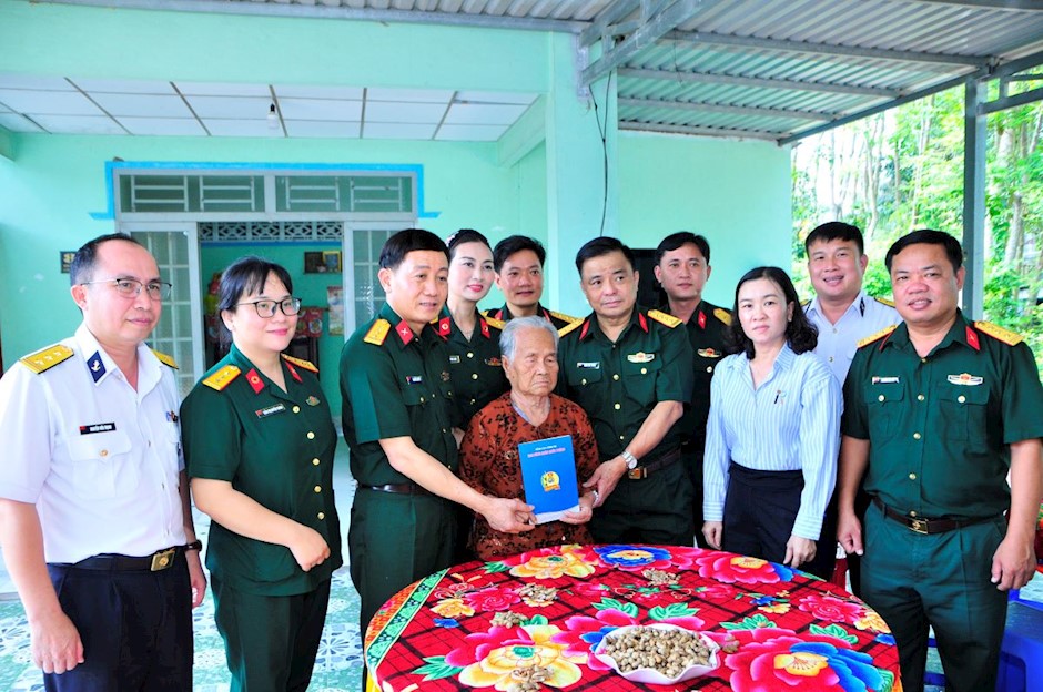 Thăm và tặng quà thương binh, bệnh binh, gia đình liệt sĩ, người có công tại Củ Chi