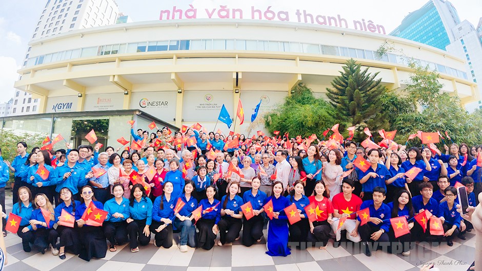 Lễ chào cờ “Tôi yêu Tổ quốc tôi” chào mừng kỷ niệm 50 năm Ngày Giải ...