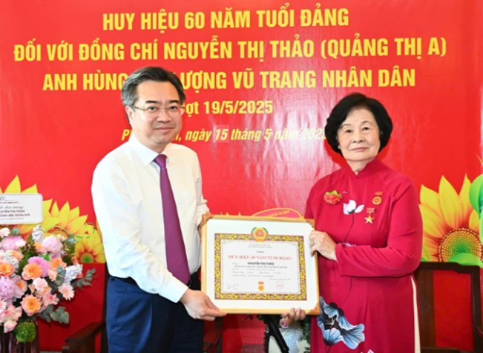Nữ anh hùng điệp báo Nguyễn Thị Thảo nhận Huy hiệu 60 năm tuổi Đảng