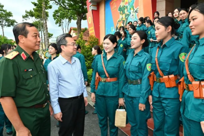 Khối nữ du kích miền Nam xuất quân huấn luyện diễu binh mừng Quốc khánh 2/9