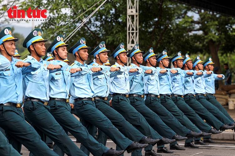 Chiến sĩ Phòng không – Không quân ‘gồng mình dưới nắng gắt, đeo tạ ...