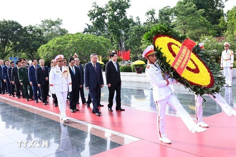 Dâng hương tưởng niệm các Anh hùng liệt sỹ và Chủ tịch Hồ Chí Minh