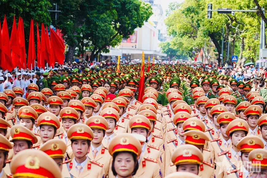 Mãn nhãn màn diễu hành, biểu diễn võ thuật của Công an TP Hà Nội trong ...
