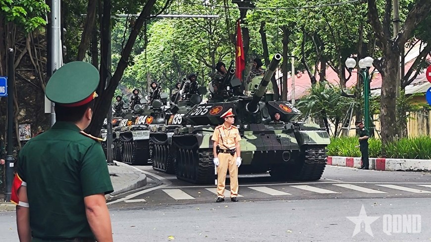 Lực lượng diễu binh, diễu hành cơ động về khu vực quanh Quảng trường Ba ...