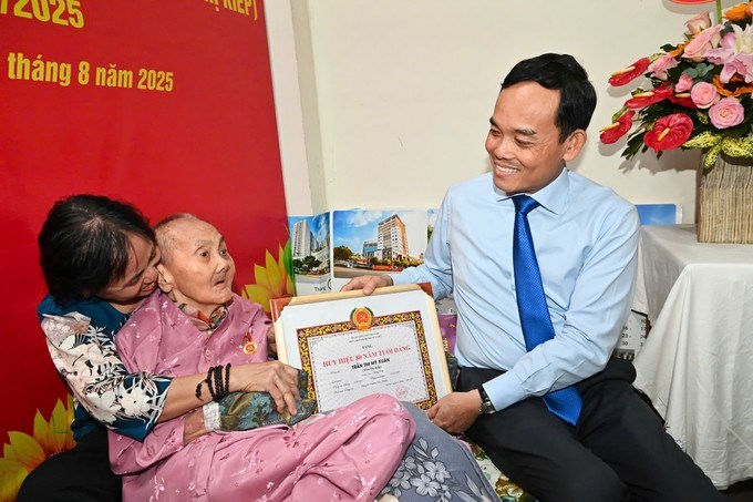 Bí thư Thành ủy TPHCM Trần Lưu Quang trao Huy hiệu 80 năm tuổi Đảng đến đồng chí Trần Thị Mỹ Xuân