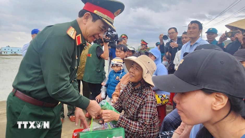 Đại tướng Phan Văn Giang thăm, động viên nhân dân vùng rốn lũ của Gia Lai