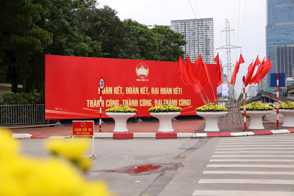 Cờ hoa, pano phủ kín nhiều tuyến phố Hà Nội trước thềm Đại hội MTTQ ...