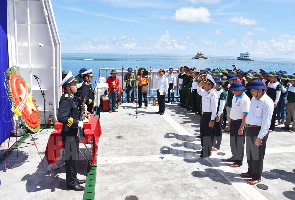 Tưởng niệm các cán bộ, chiến sĩ hy sinh trên vùng biển đảo Cô Lin – Len ...